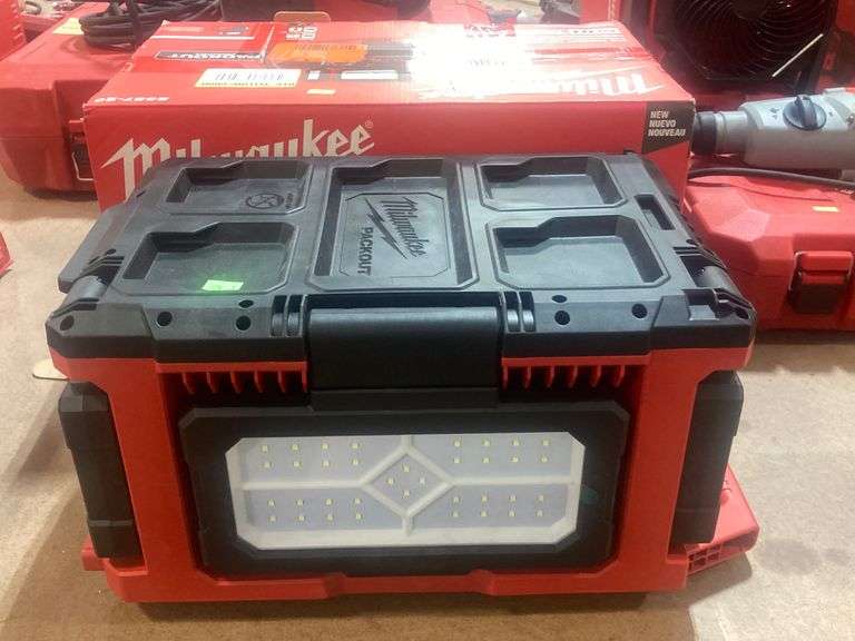 Milwaukee M18 18-Volt Lithium-Ion Cordless PACKOUT 3000 Lumens LED ...