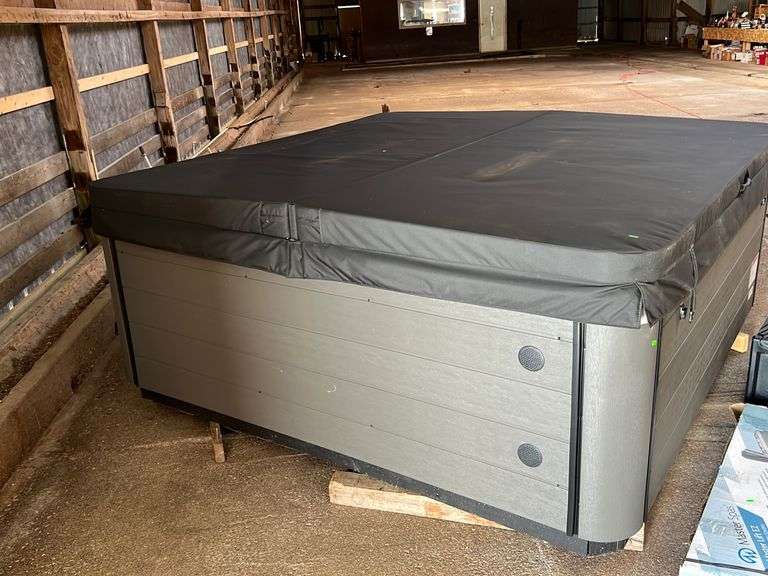 Clarity spas Seven person Hot tub, model 1570 , serial number 2125437 ...