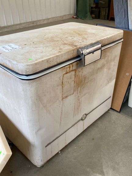 International Harvester chest deep freezer 44X 27 X-37 - Metzger ...