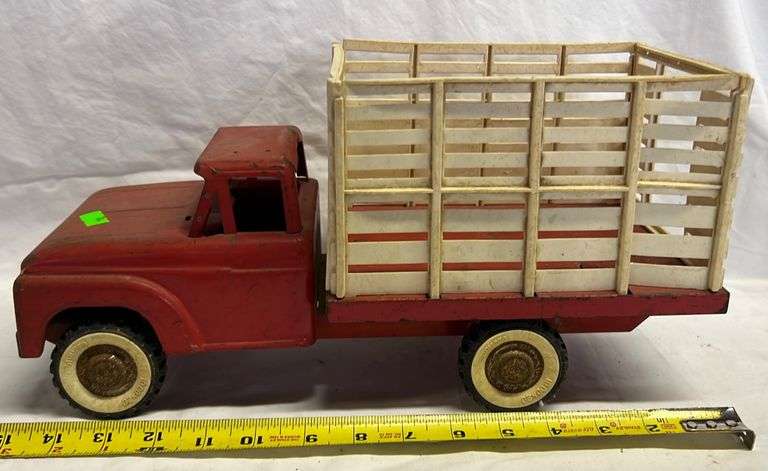 Structo Metal Livestock Truck w/plastic racks (rack has couple breaks ...