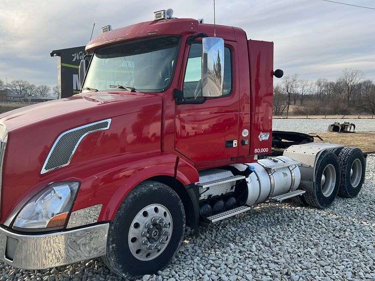 2016 Volvo VNL 64T300, ISX15 475 HP, Eaton 13 Speed, Wet Kit, 739,220 ...