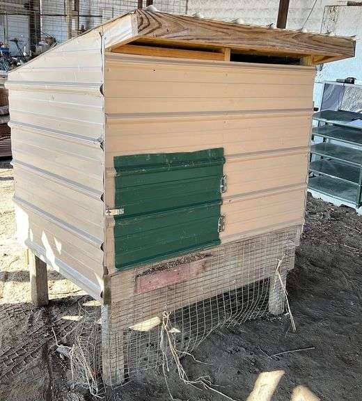 Chicken coop ,42”x60”x72”, raised floor, side ramp door, access door ...