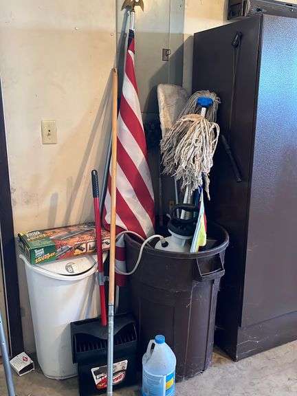 Cleaning equipment, brooms, mops, waste cans, sprayer, Flag - Metzger ...