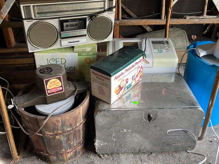 Toastmaster bread machine, apple peeler, iced tea maker, hanging lamps ...