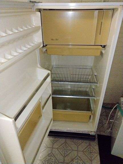 Philco Ford refrigerator - Metzger Property Services, LLC