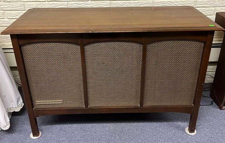 Motorola stereo turntable console - Metzger Property Services LLC