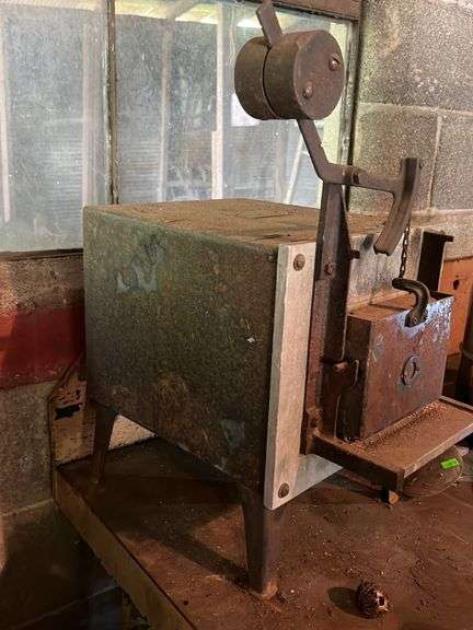 Bench top Forge front is cracked no burner 13x24x15 - Metzger Property ...