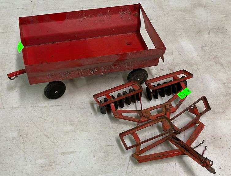 Tru scale disc missing parts, Red flare bo.x wagon tongue damaged 1/16 ...