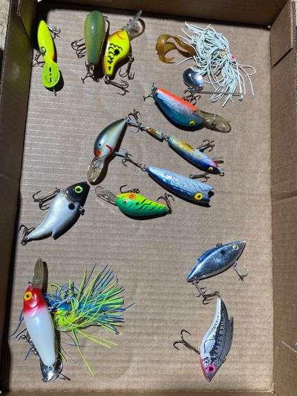Fishing lure assortment including thinfin hot n tot, bagleys, Rebel ...