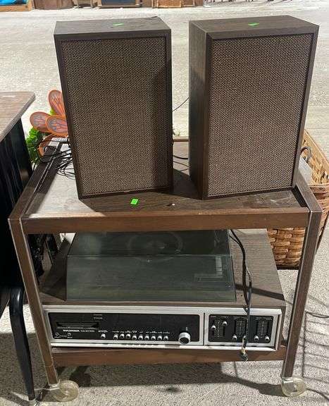 Sylvania record player with speakers - Metzger Property Services LLC
