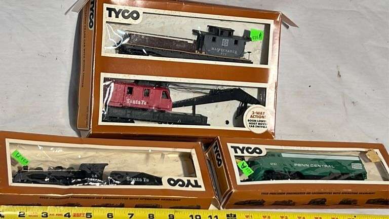 Tyco Shifter II Santa Fe Lighted 238C:1600 • Tyco “Diesel F9” “A” Unit ...