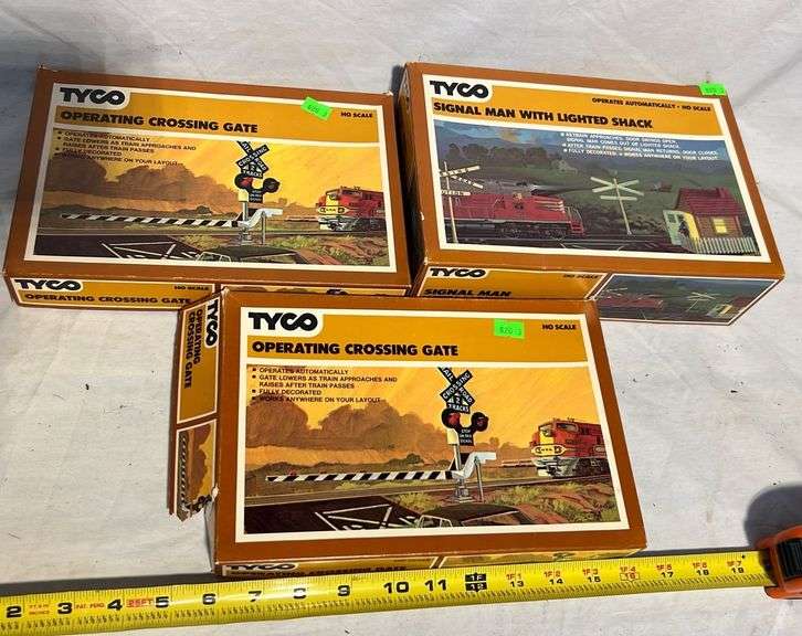 Tyco Signal Man with Ligjted Shack HO Scale • Two Tyco Operating ...