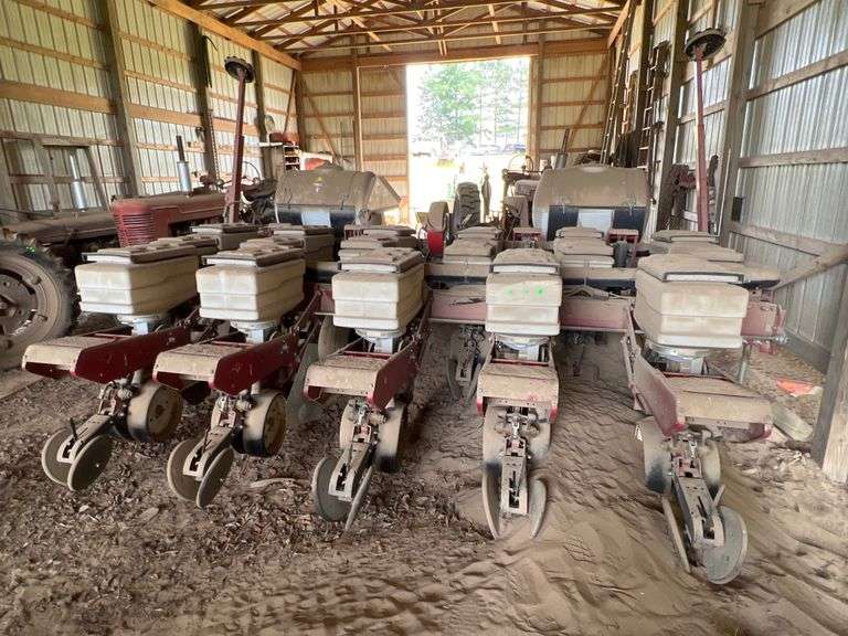 White/New Idea planter (Bring your own Machinery to load) - Metzger ...
