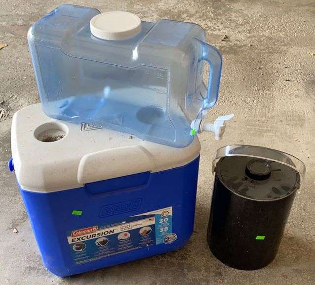 Coleman Excursion Cooler 30 QT., 2-1/2 Gallon Water Pitcher, Black ...