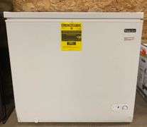 Magic Chef 7.0 cu. ft. Chest Freezer in White, Model:HMCF7W4, Dented on Corner and Sides ...