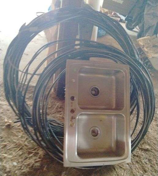 Metal kitchen sink 33x22x7, wire cable - Metzger Property Services LLC