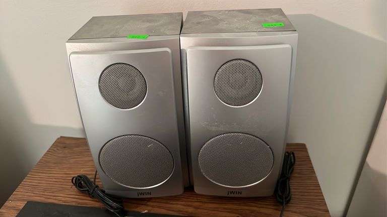 jWin Compact Disc Player with Two jWin Speakers & Remote - Metzger ...