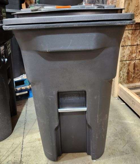 Toter 64 gallon black garbage can with wheels and lid - Metzger ...