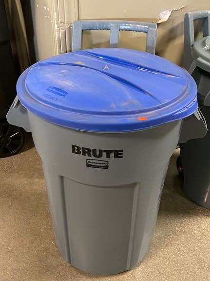 Rubbermaid Commercial Products BRUTE 20 Gal. Round Vented Trash Can ...