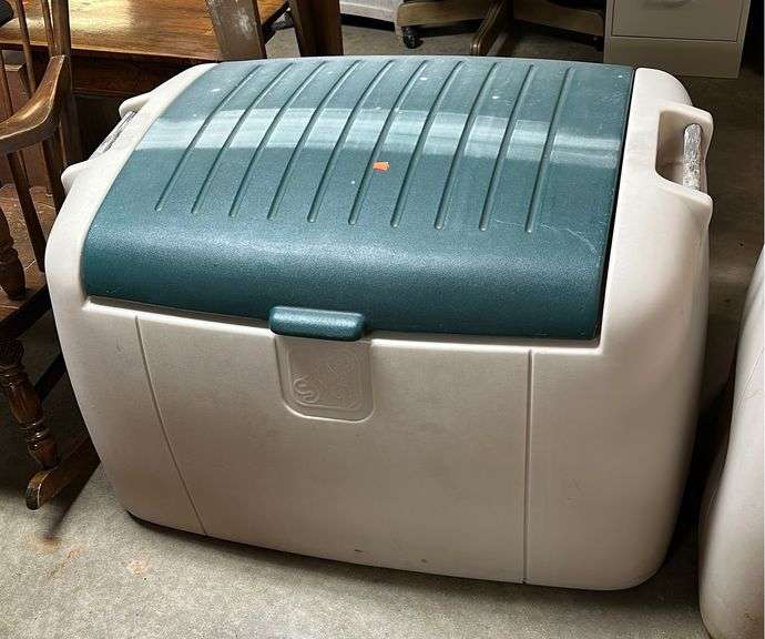 Rubbermaid Step-2 Storage chest with contents, 39x25x23.5 - Metzger ...