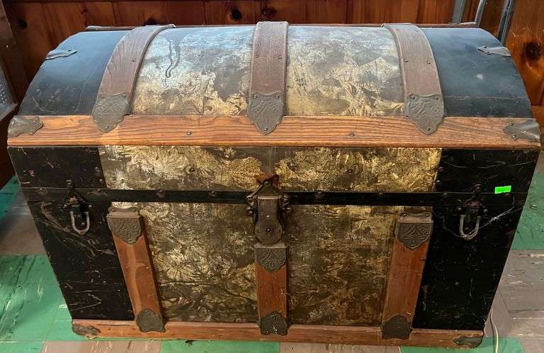 Vintage Hump Back Trunk , 16.5”x30”x 21”on casters - Metzger Property ...