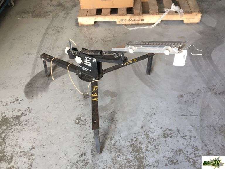 Outer Clay pigeon thrower - Michener Allen Auctioneering Ltd