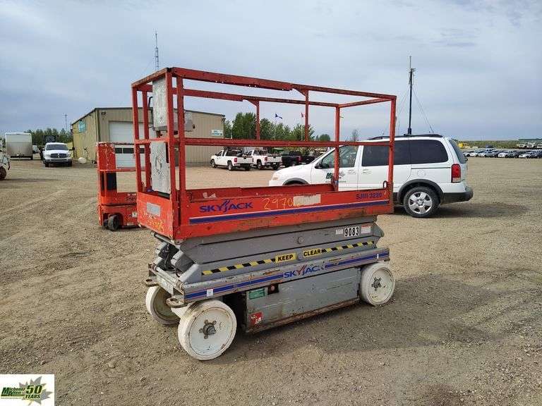 Skyjack SJIII 3220 900 LBS Scissor Lift - Michener Allen Auctioneering Ltd