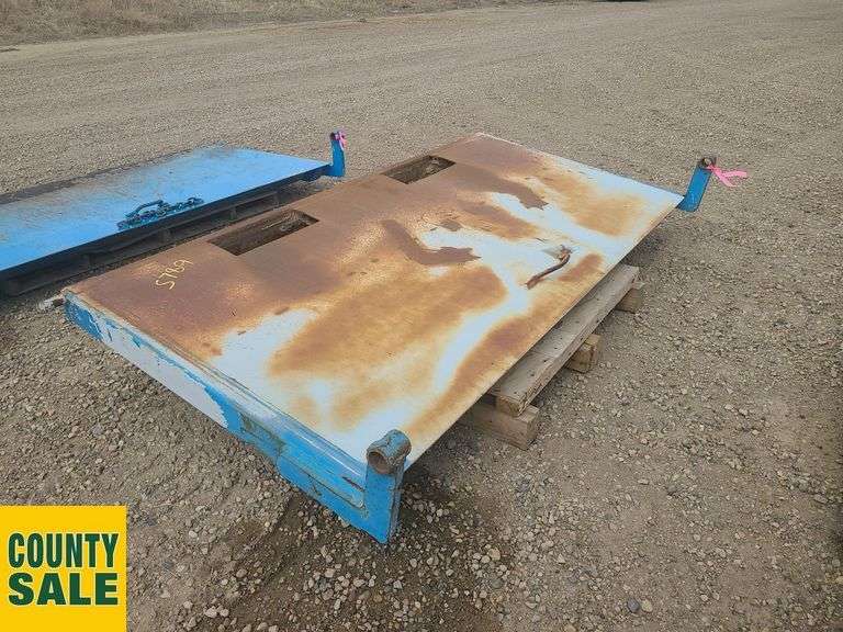 Dump Box End Gate-1 Pallet - Michener Allen Auctioneering Ltd