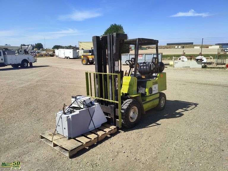 1983 Clark GPS-25 4000 LBS Forklift - Michener Allen Auctioneering Ltd