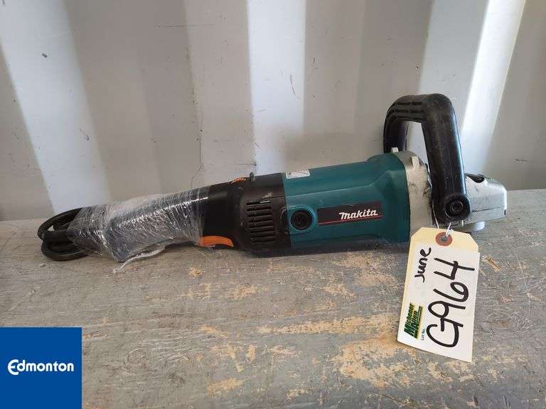 Makita 9227C Grinder - Qty 1 - Michener Allen Auctioneering Ltd