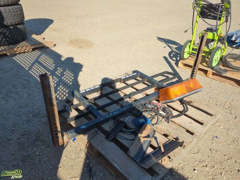 BackRack Headache Rack with Beacon - Michener Allen Auctioneering Ltd