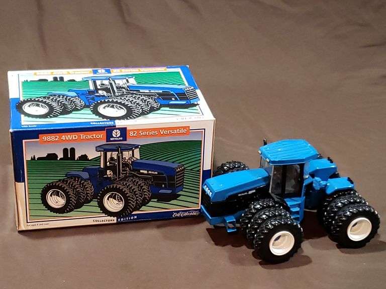 1:32 Ertl COLLECTORS EDITION 9882 4WD Tractor 82 Series Versatile with ...