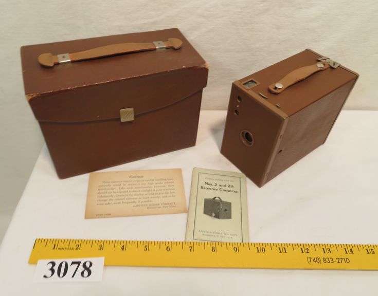Brown Kodak No. 2A Brownie box camera w/ matching case & manual - Mark ...
