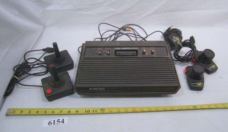 Vintage Atari 2600 console with controllers & power cord - Mark Van ...