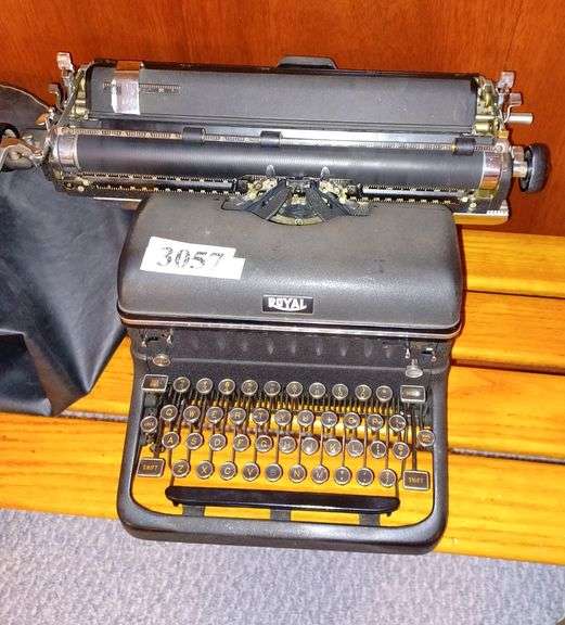 Antique Royal manual typewriter with cover - Mark Van Hook, Auctioneer