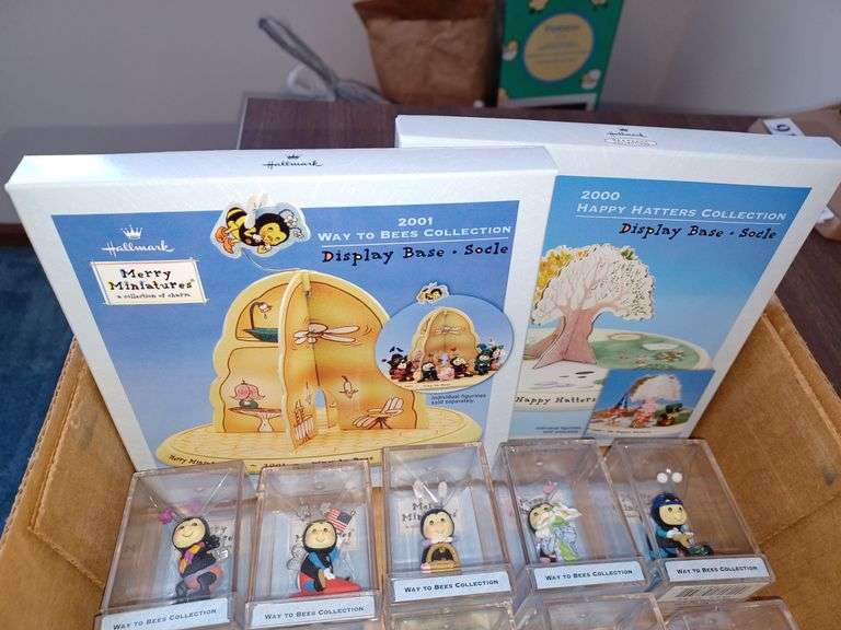 Hallmark Merry Miniature figurines and displays in packaging - Mark Van ...