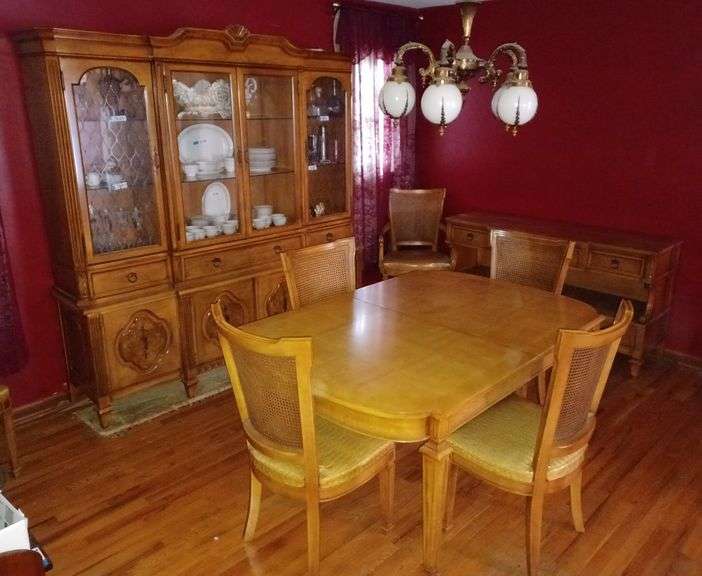 Union Furniture complete dining room set incl table, leaf, six chairs ...