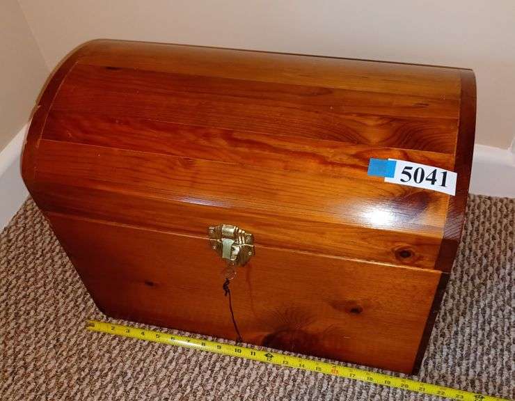 Pine Dome top trunk with tray and key - Mark Van Hook, Auctioneer