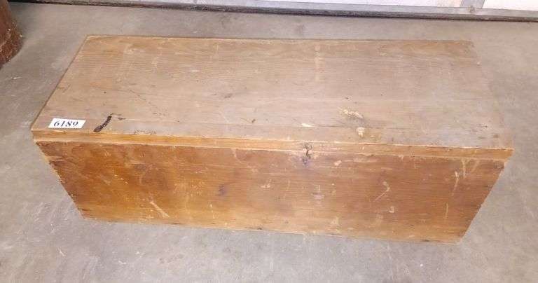 Lift lid wooden box - Mark Van Hook, Auctioneer