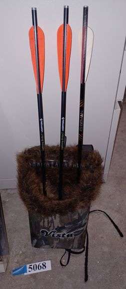 6 crossbow arrows, waist / leg quiver - Mark Van Hook, Auctioneer