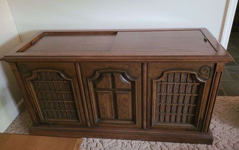 Vintage Stereo Cabinet - living room - Ness Bros Realtors & Auctioneers