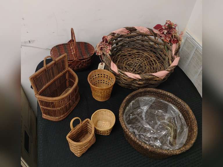 Assorted wicker baskets - Northern Kentucky Auction, LLC