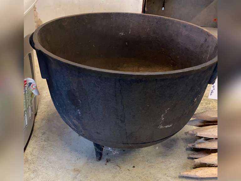 20” Cast iron cauldron with 3 legs, no bail. Stands 14” tall. Gate marked