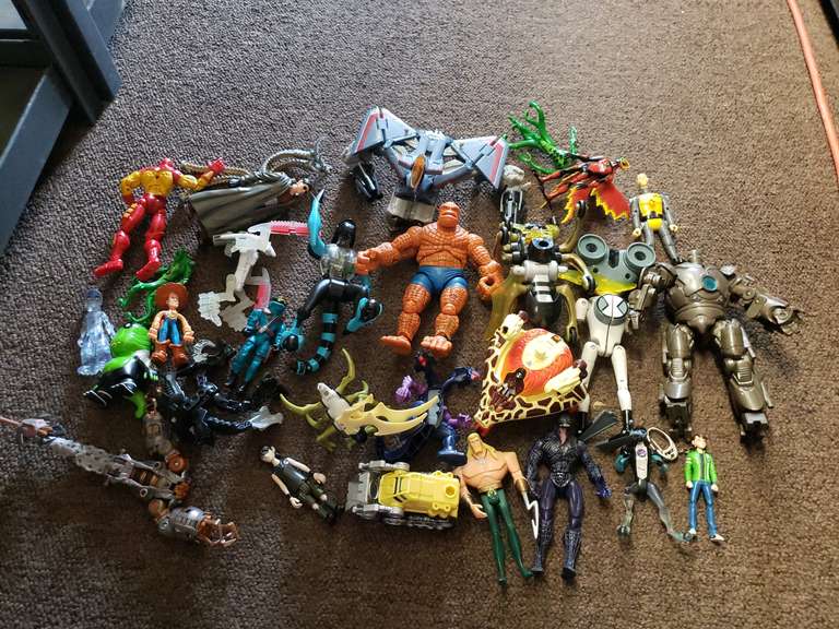 Misc cartoon figures and more - Northern Kentucky Auction, LLC