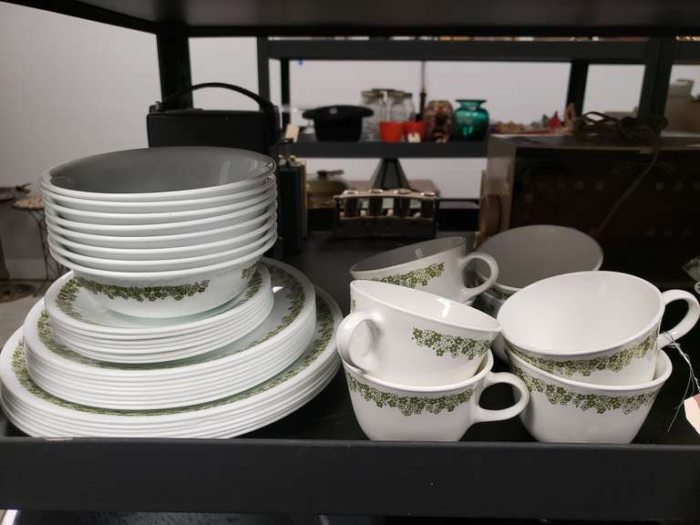 Correlle corning ware 8pc setting and 1 chipped plate Crazy Daisy pattern.