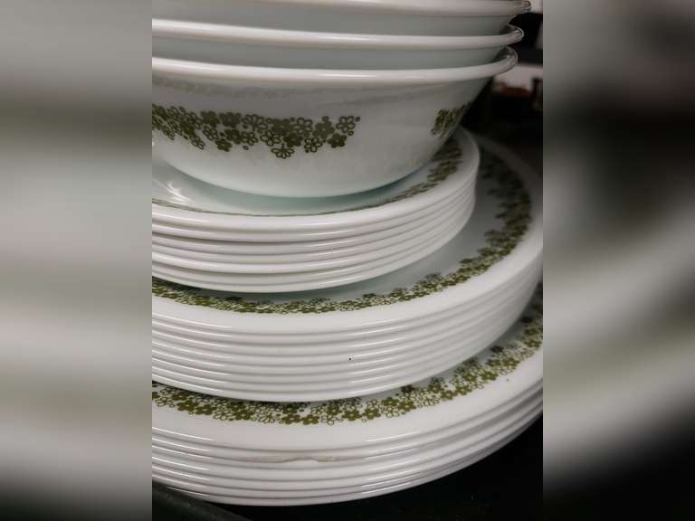 Correlle corning ware 8pc setting and 1 chipped plate Crazy Daisy pattern.