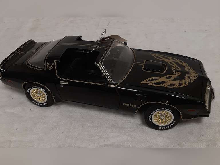 Ertl 1:24 Scale 1977 Black Gold Pontiac Firebird Trans-Am Model Car