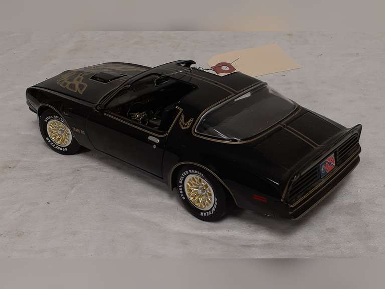 Ertl 1:24 Scale 1977 Black Gold Pontiac Firebird Trans-Am Model Car