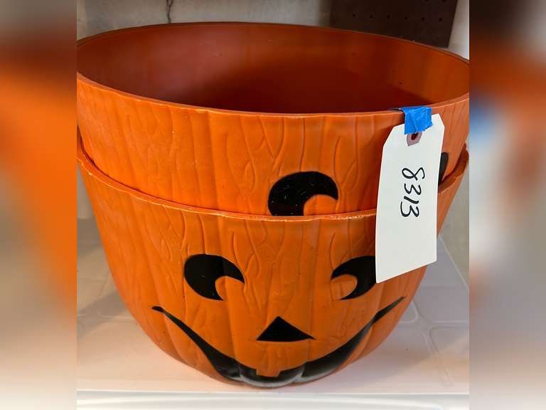 Plastic jack-o’-lantern style flower pots - Northern Kentucky Auction, LLC