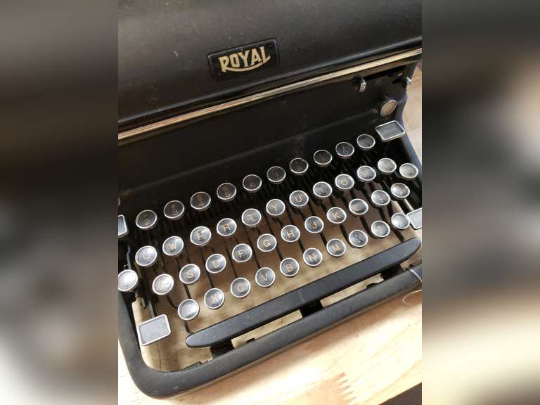 Royal manual typewriter - Northern Kentucky Auction, LLC